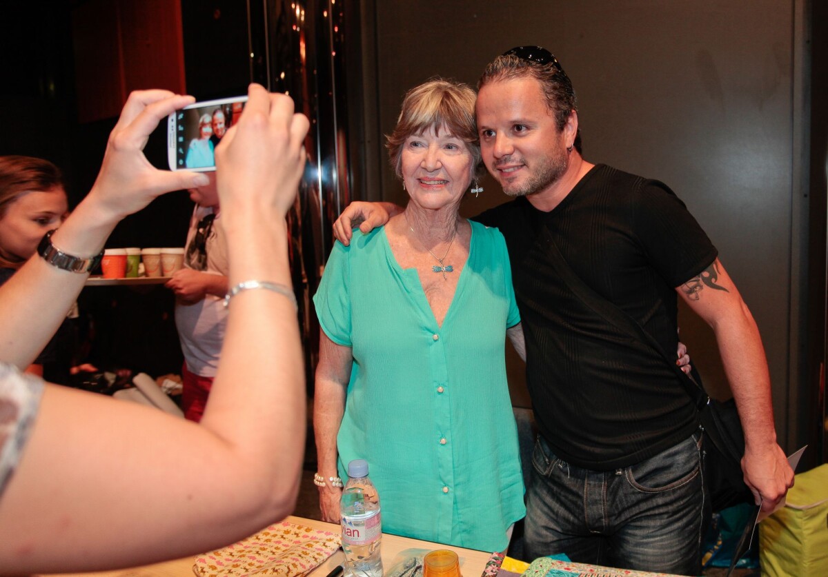 Photo : Charlotte Stewart (Miss Beadle) et un fan lors de la fête ...