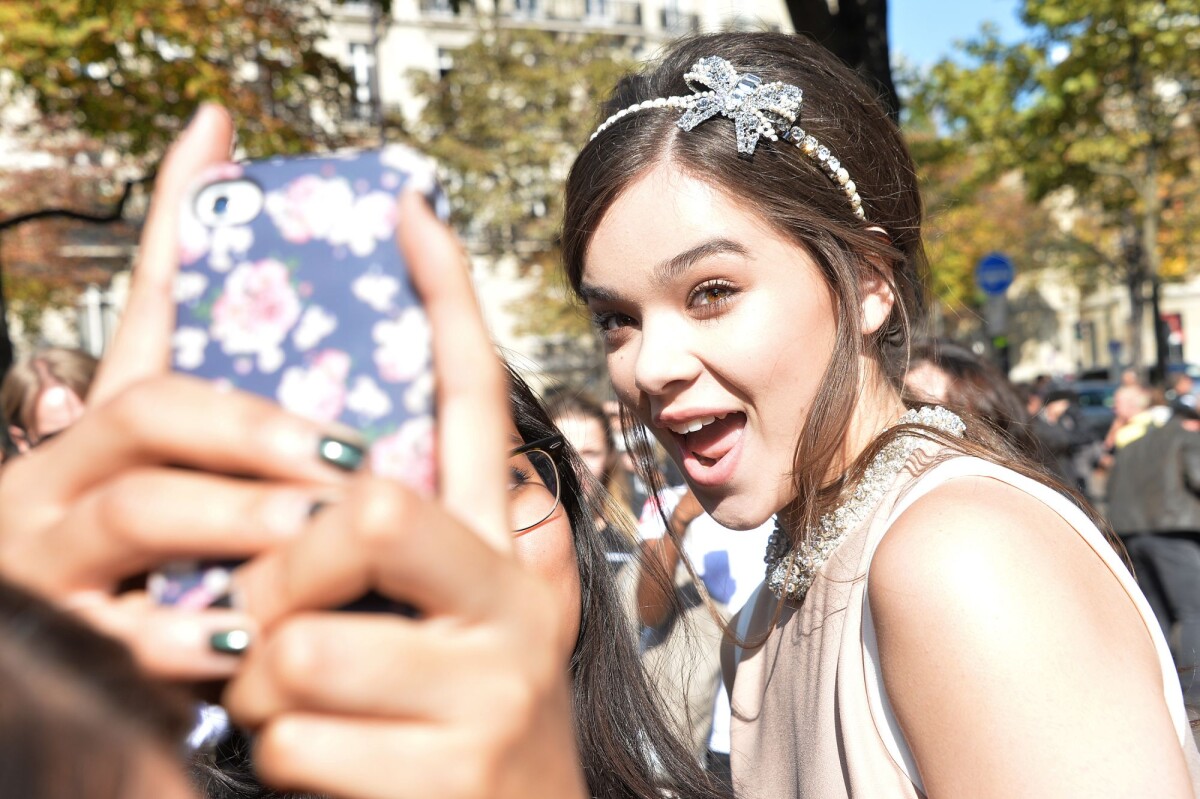 Photo : Hailee Steinfeld - Arrivées au défilé de mode "Miu Miu ...