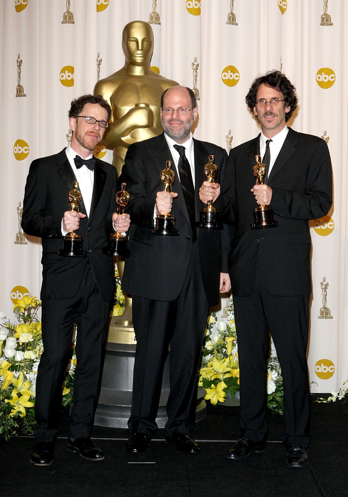 Photo : Ethan Coen, Scott Rudin et Joel Coen lors des Oscars 2008 ...
