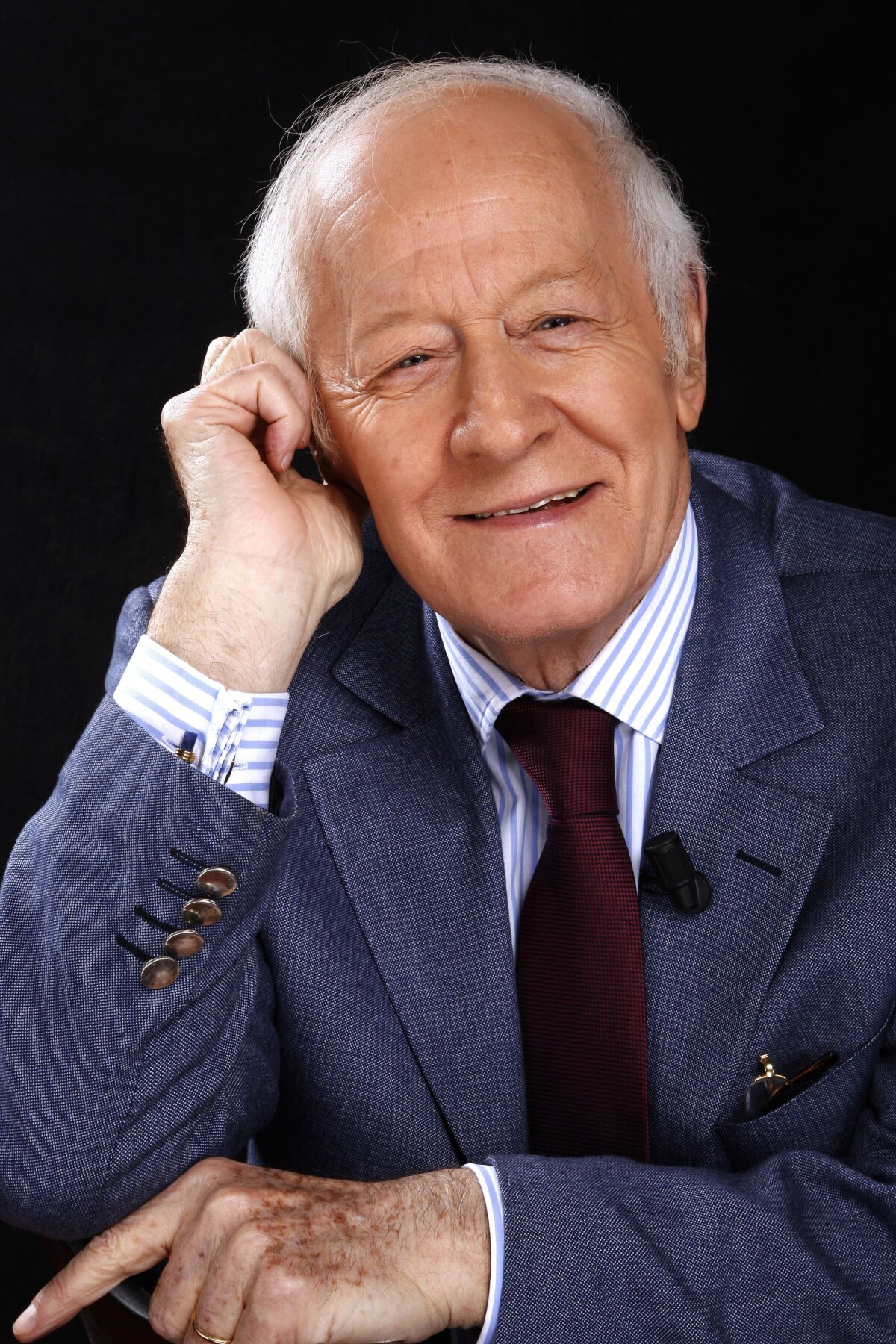 Photo : Jacques Chancel pose à Paris en 2010. - Purepeople
