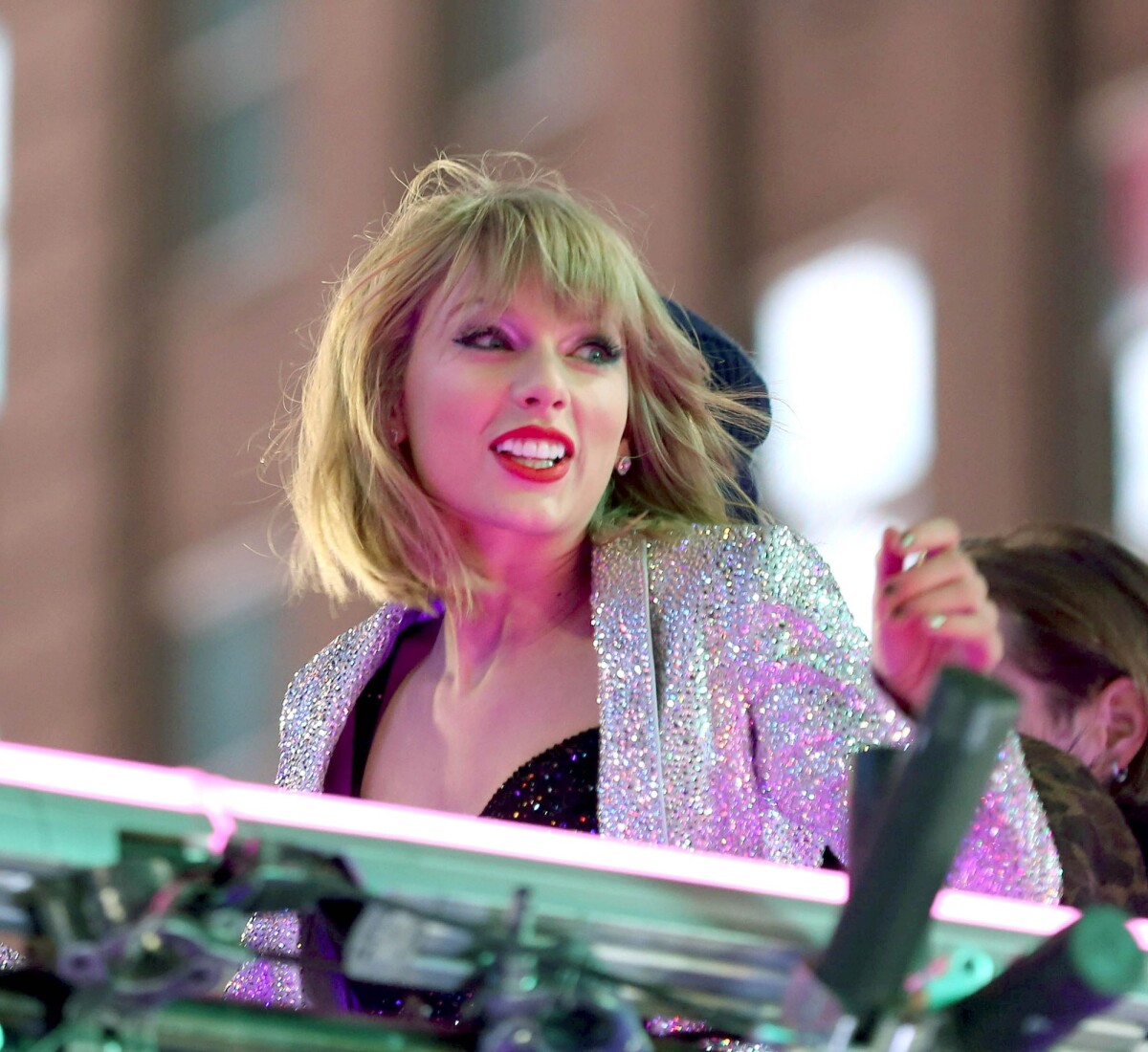 Photo : Taylor Swift celebrating New Years Eve 2015 in Times Square ...