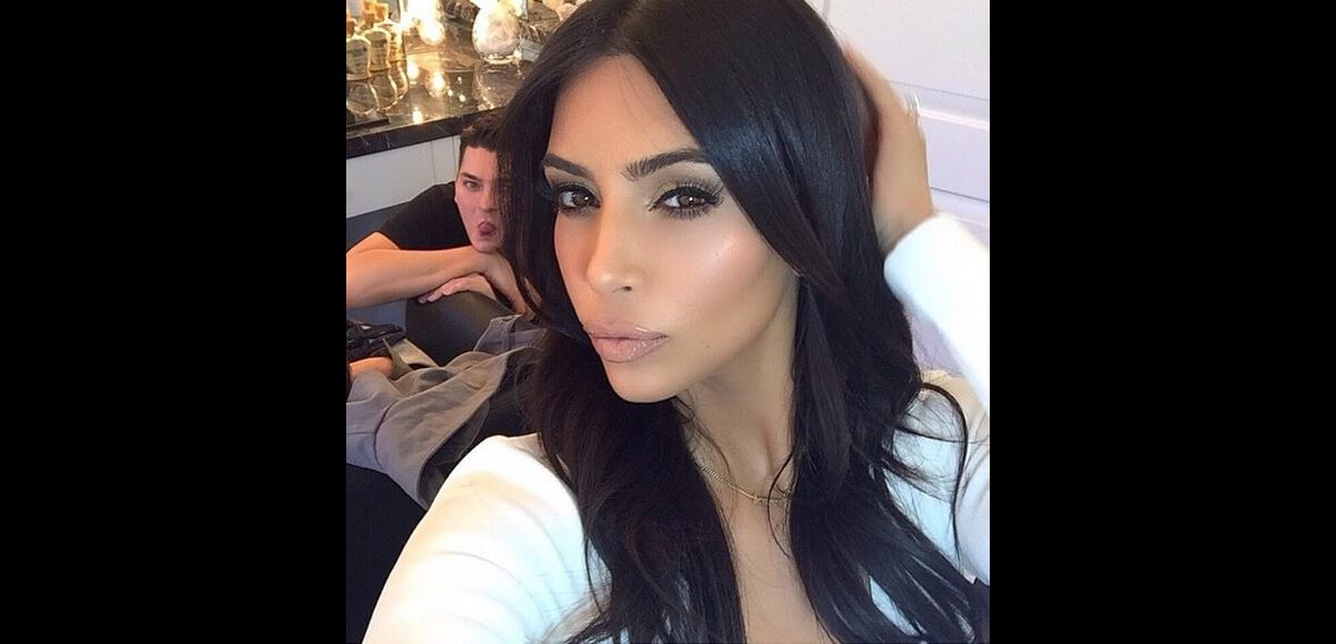 Photo : Kim Kardashian (et son maquilleur Mario Dedivanovic). Le 16 janvier 2015. - Purepeople