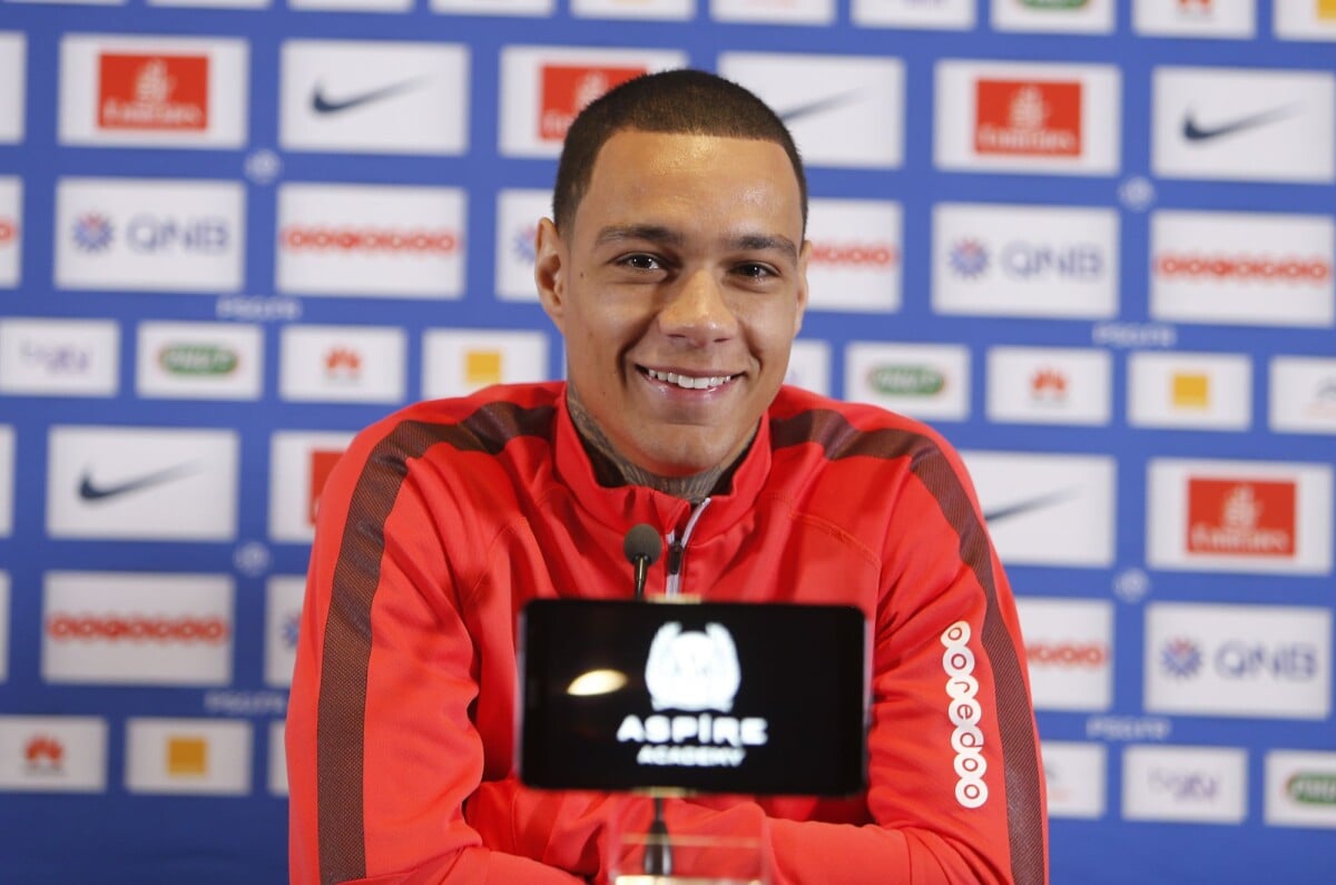 Photo : Gregory van der Wiel en conférence de presse au Camp des Loges ...