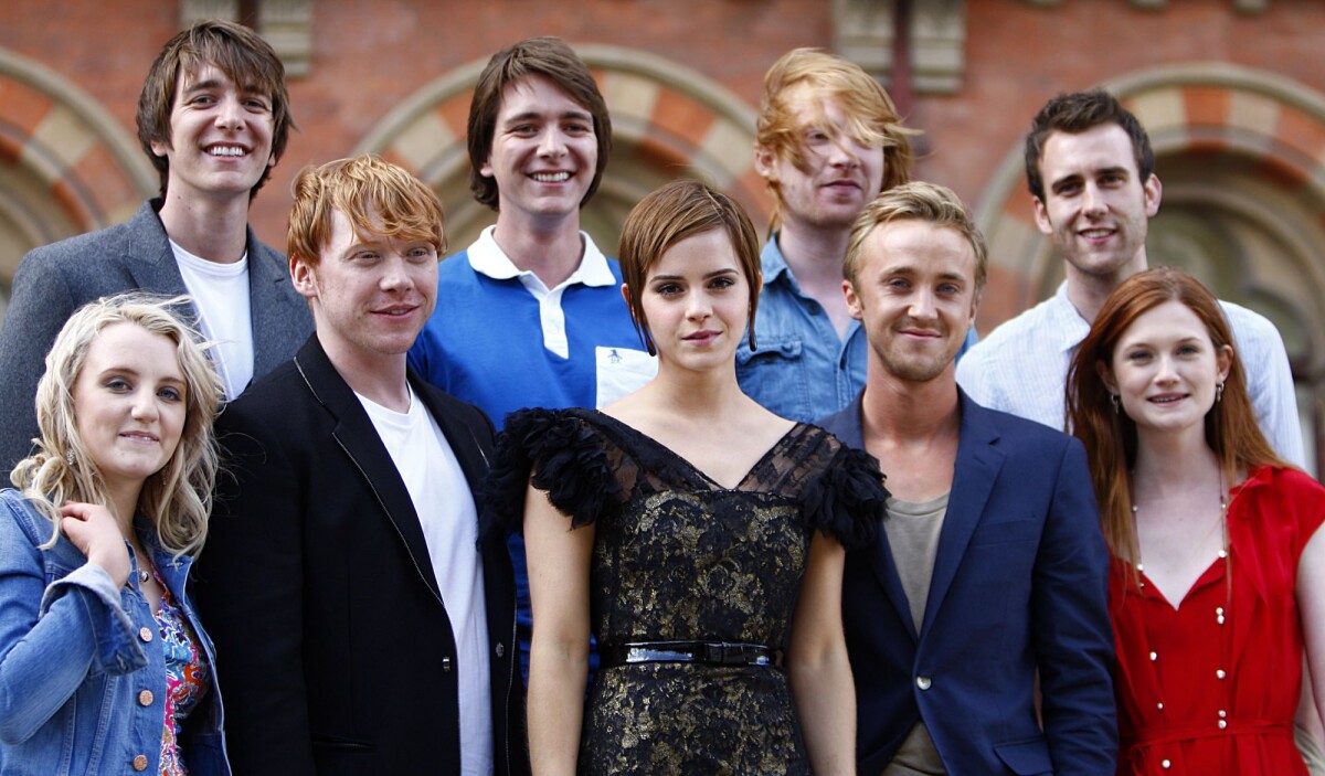 Photo : Emma Watson et une partie du cast dont Matthew Lewis en haut à ...