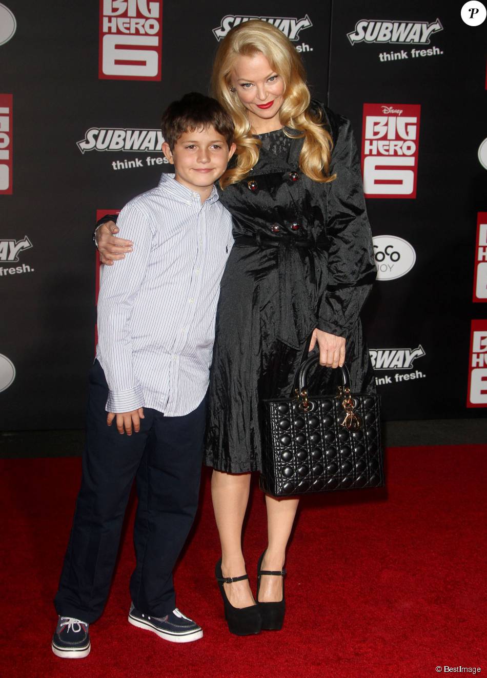 Charlotte Ross et son fils Marcel à la première de Big Hero 6 à ...