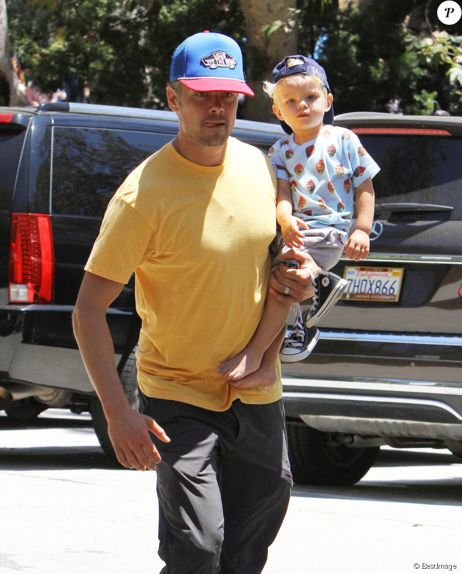 Josh Duhamel se promène avec son fils Axl dans un parc à Brentwood, le ...
