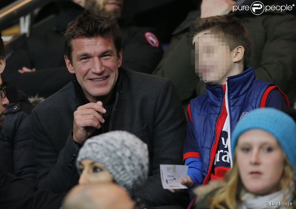 Benjamin Castaldi et ses fils lors du match entre le PSG et le Stade ...