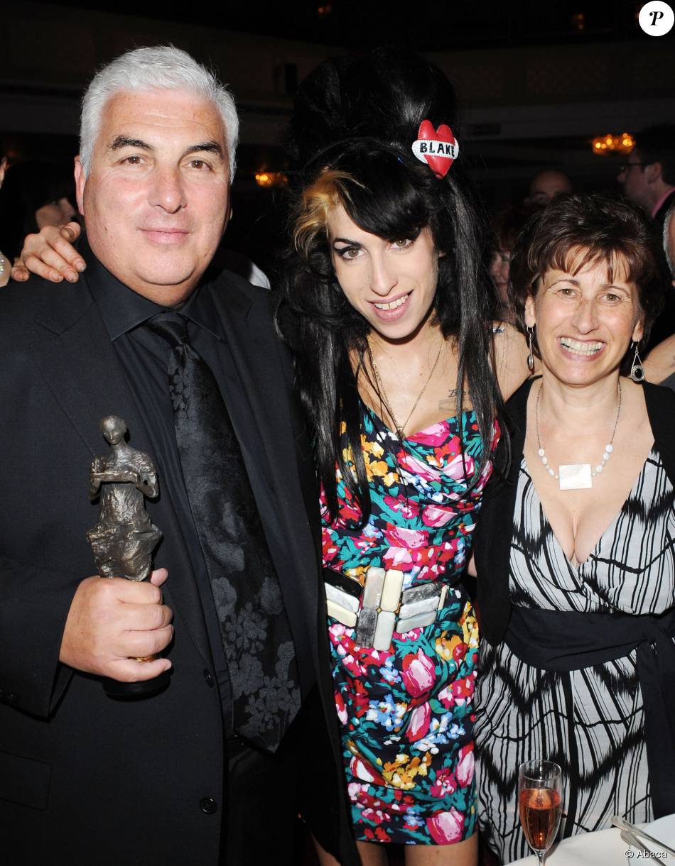 Amy Winehouse avec son père Mitchell et sa fille Janis aux 53e Ivor ... Amy Winehouse avec son père Mitchell et sa fille Janis aux 53e Ivor ...