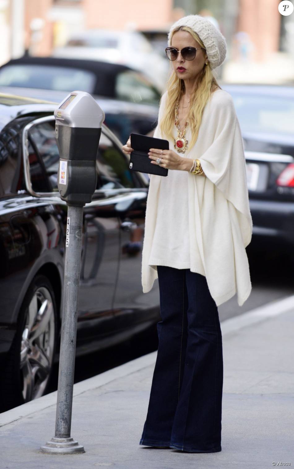 Rachel Zoe, la célèbre styliste, opte pour un poncho blanc, accompagné ...