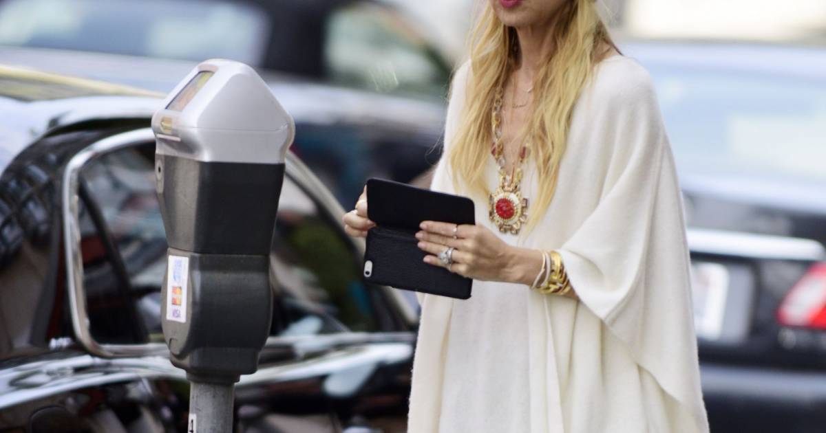 Rachel Zoe, la célèbre styliste, opte pour un poncho blanc, accompagné ...