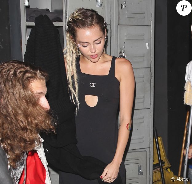 Miley Cyrus : La tête pleine de dreadlocks pour une soirée avec Cody ...