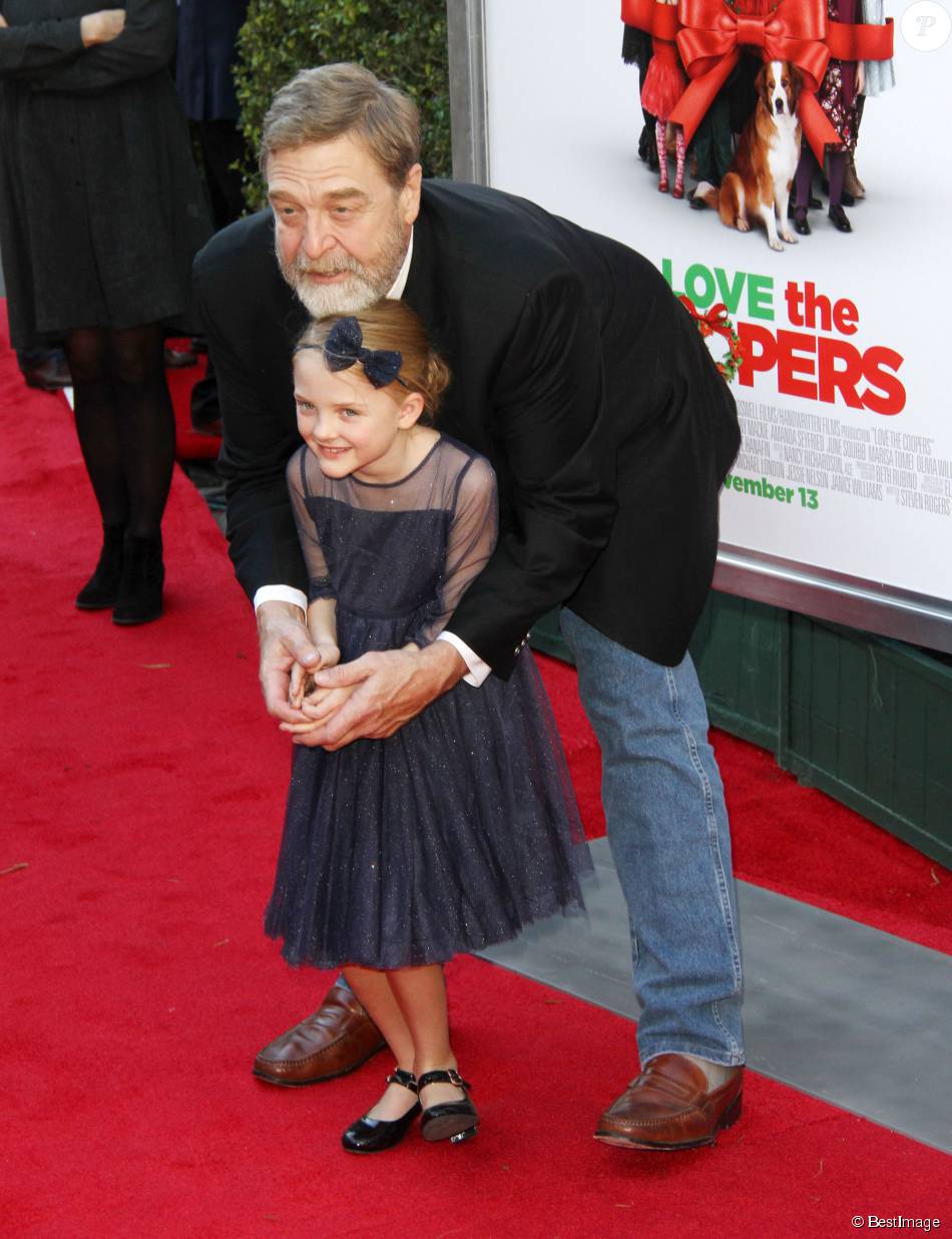 Blake Baumgartner, John Goodman - Avant-première de Love The Coopers à ...