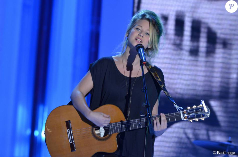 Selah Sue sur le plateau de Vivement Dimanche le 14 mars 2012 - Purepeople
