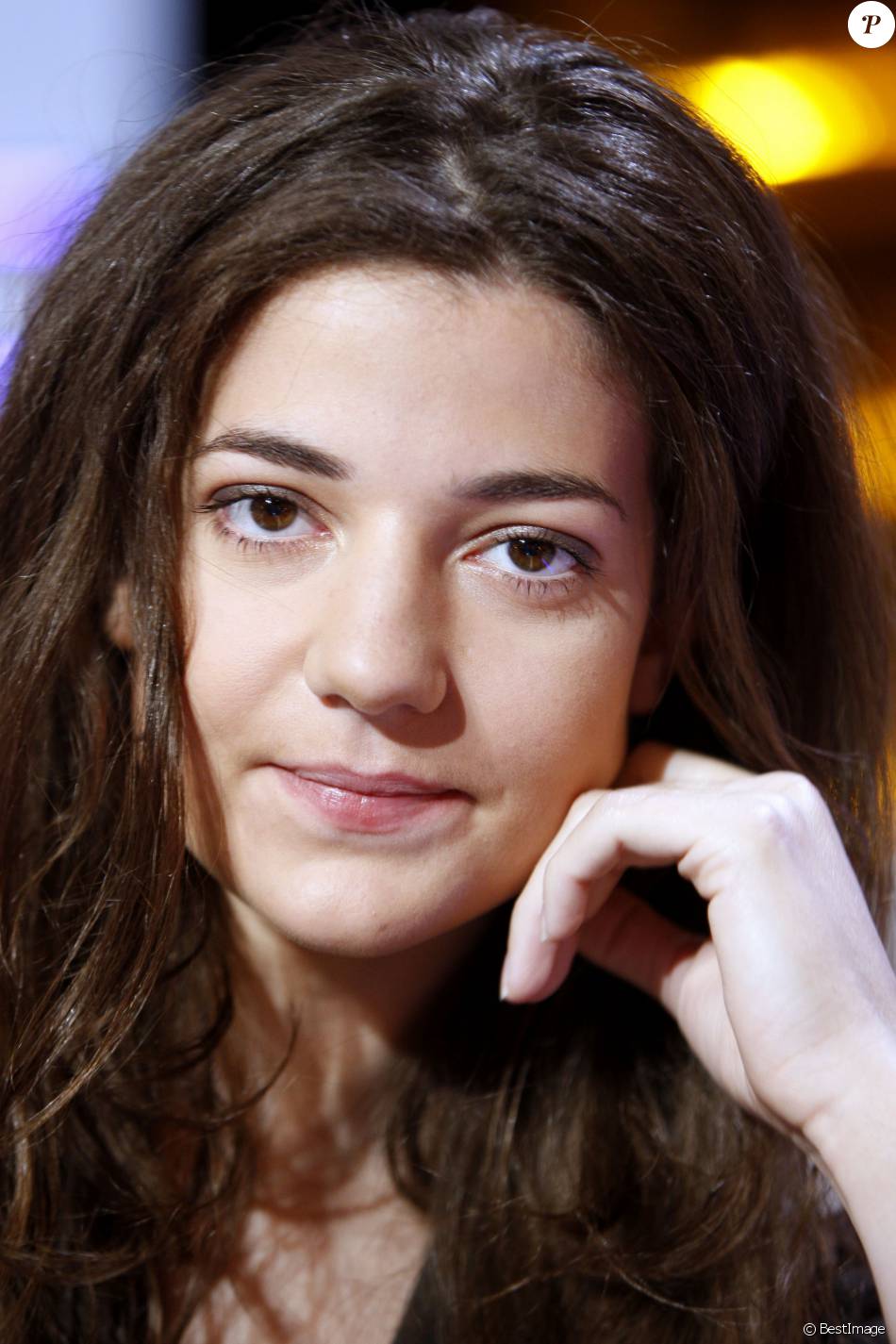 Classify French actress Esther Garrel