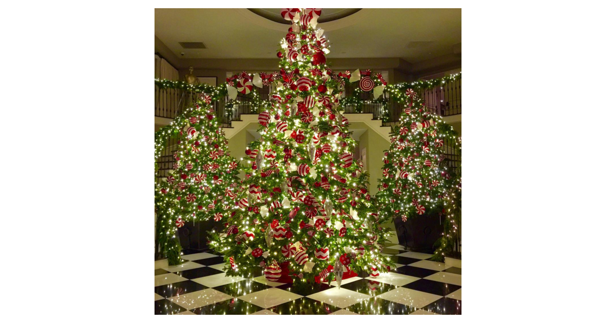 La maison de Kris Jenner, lumineuse pour les Fêtes. Photo publiée le 16 ...