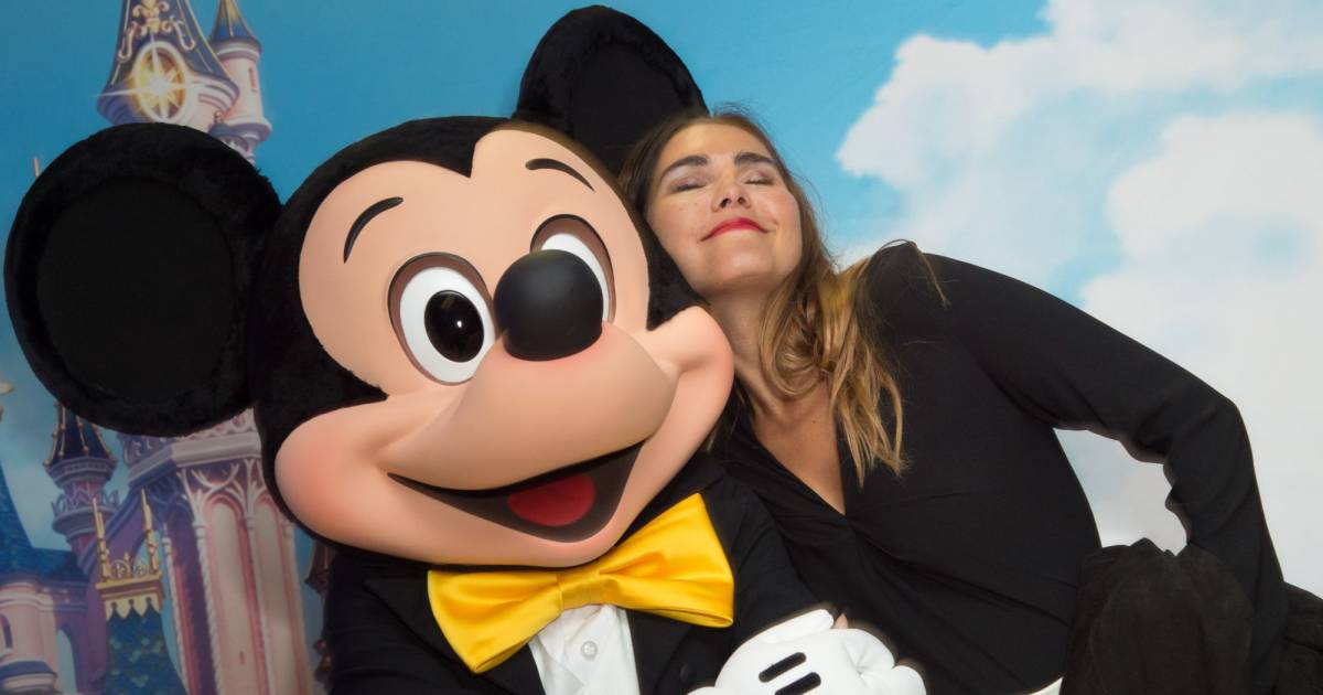 Joyce Jonathan pose avec Mickey - Lancement de la 27ème édition de l ...