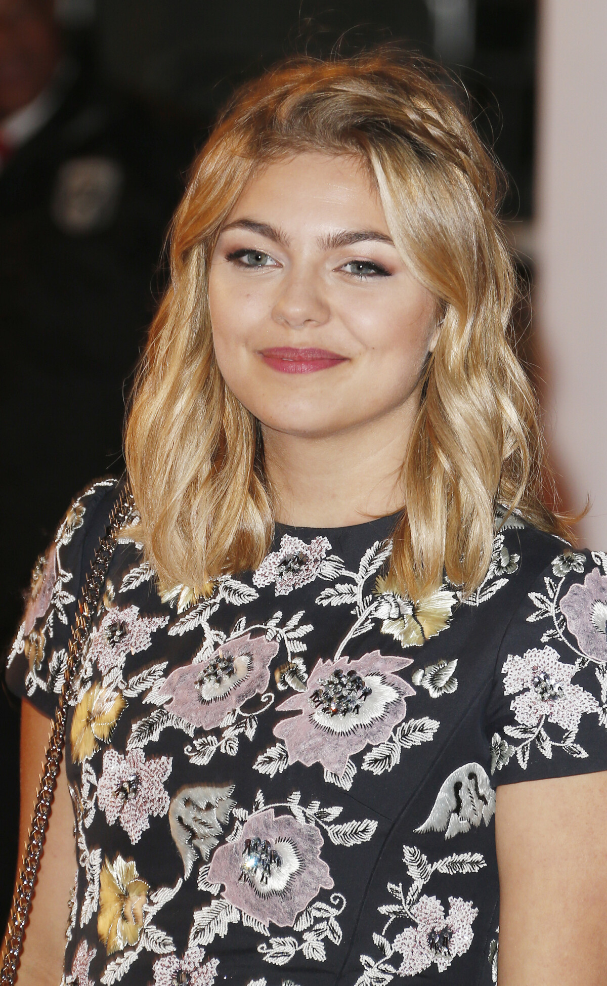 Photo : Louane Emera - Arrivées à la 17ème cérémonie des NRJ Music ...
