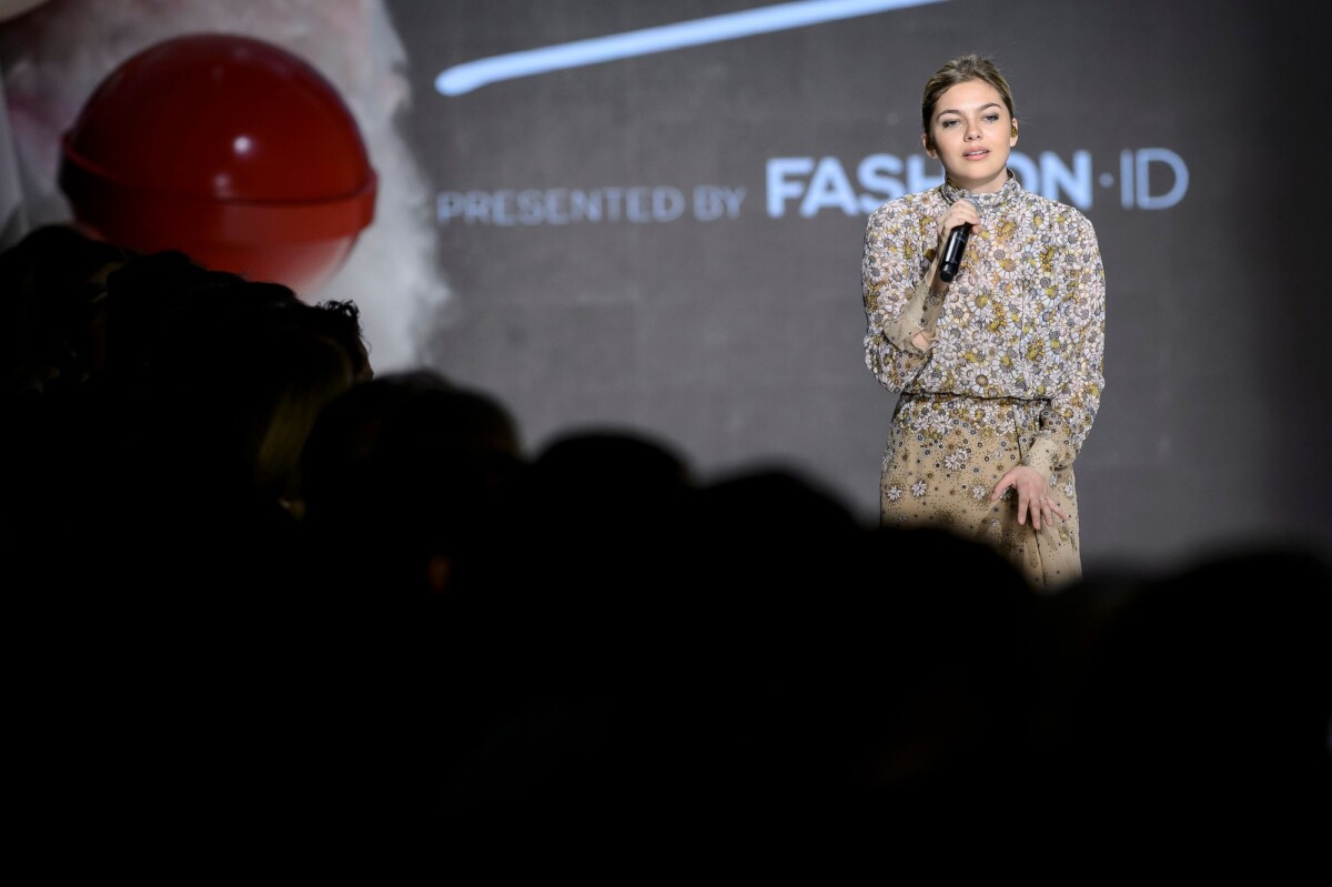 Photo : Louane chante pendant le défilé de Fashion ID, lors de la ...