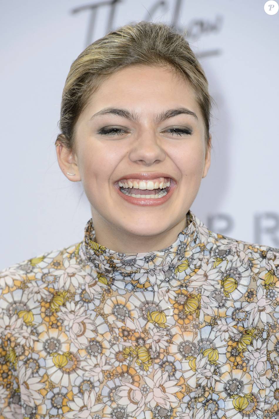 Louane pose en marge du défilé de Fashion ID pendant la Fashion Week de ...