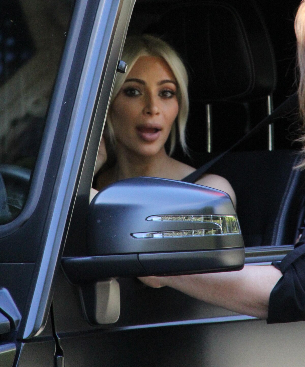 Photo : Kim Kardashian au volant de sa jeep à Beverly Hills, le 14 mars 2015 - Purepeople