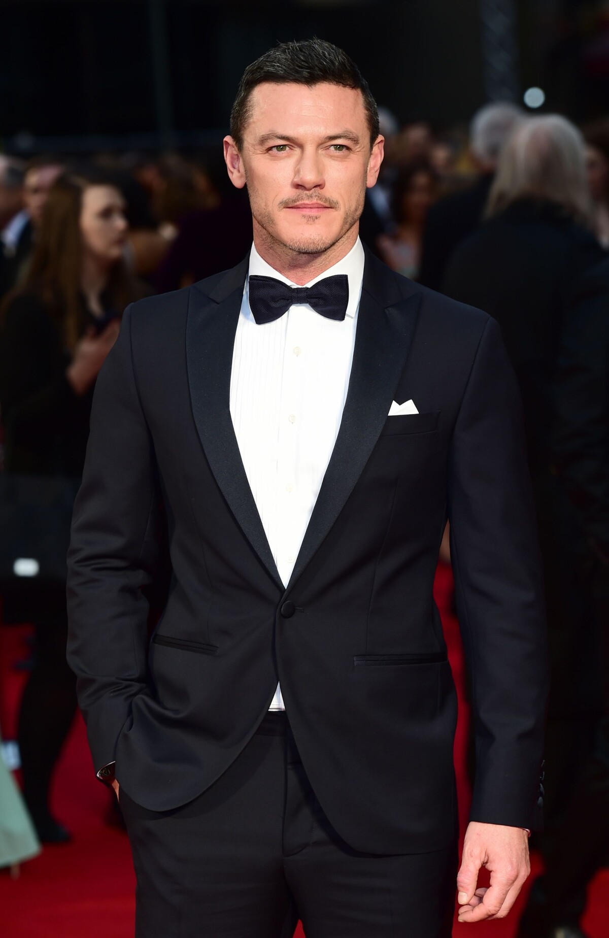 Photo : Luke Evans lors des Olivier Awards 2016 au The Royal Opera ...
