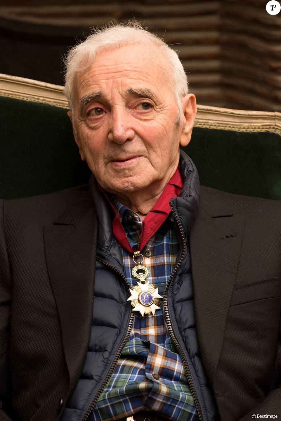 Charles Aznavour est décoré au grade de Commandeur de l'Ordre de la ...