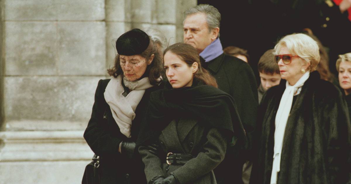Anne et Mazarine Pingeot aux funérailles de François Mitterrand le 11 ...
