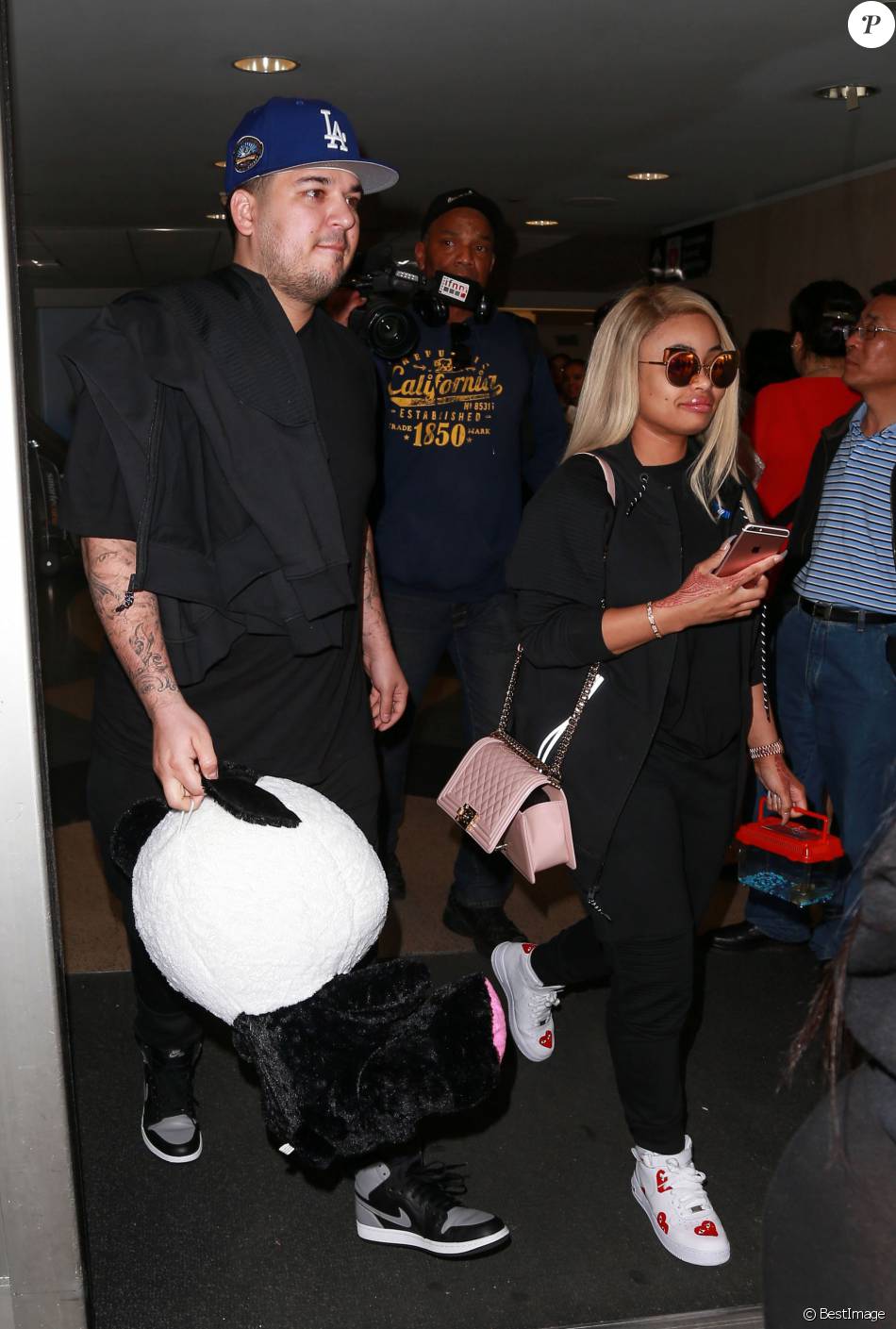 Rob Kardashian et sa compagne Blac Chyna arrivent à l'aéroport LAX de ...