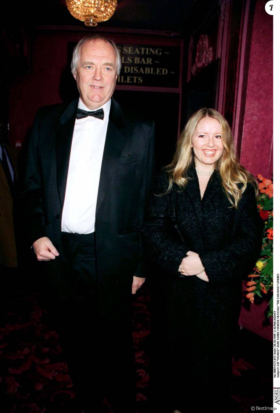 Sir Tim Rice et son amie à la soirée pour la comédie musicale Le Roi ...