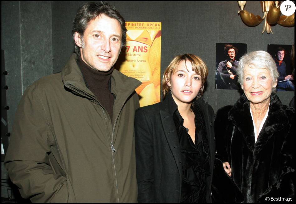 Antoine de Caunes avec sa fille Emma et sa mère Jacqueline Joubert, à ...