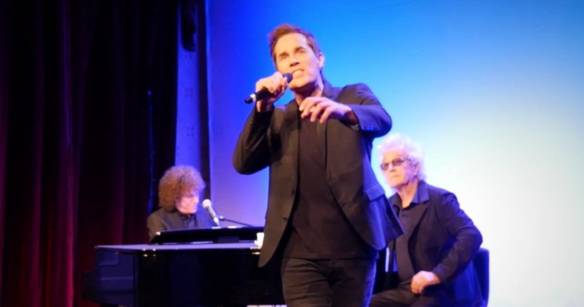 Richard Charest est Gringoire dans Notre-Dame de Paris. Le spectacle ...