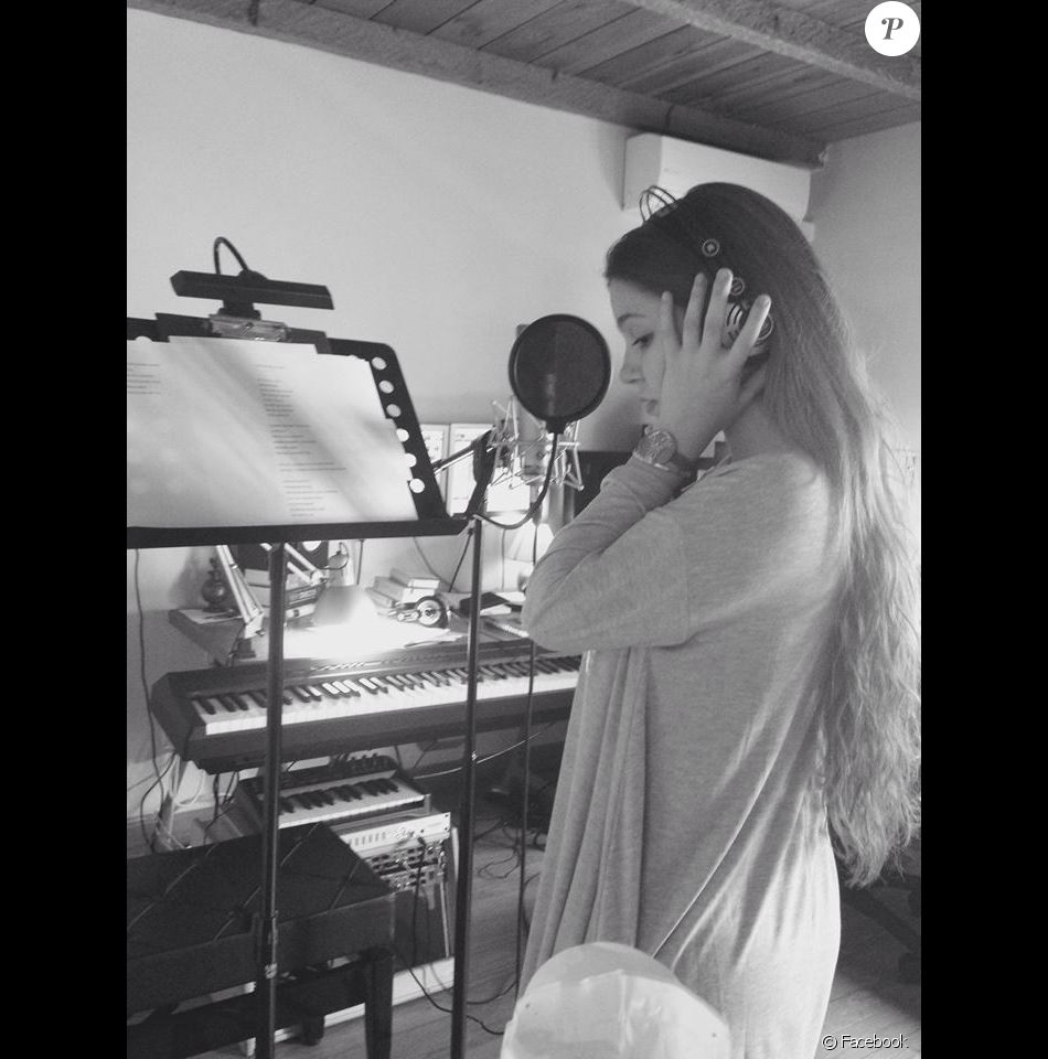 Maria Isabel en studio. Facebook, août 2015 - Purepeople