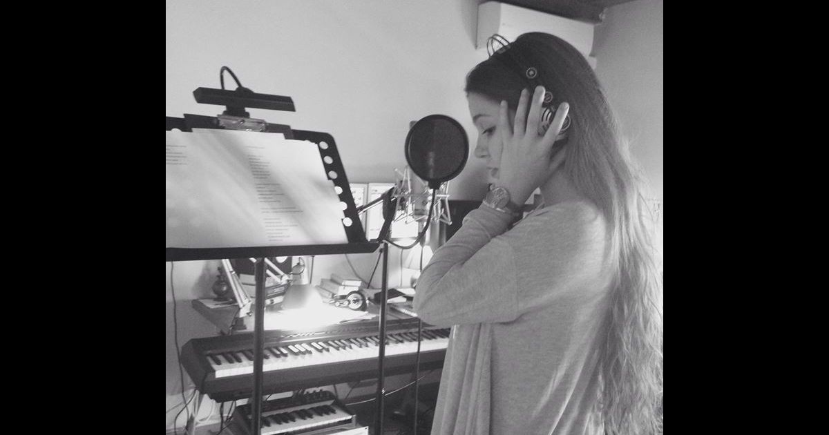 Maria Isabel en studio. Facebook, août 2015 - Purepeople