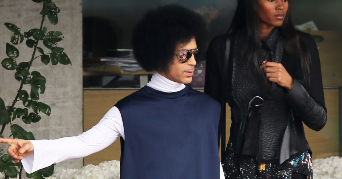 Le chanteur Prince et Damaris Lewis assistent au match entre Rafael ...