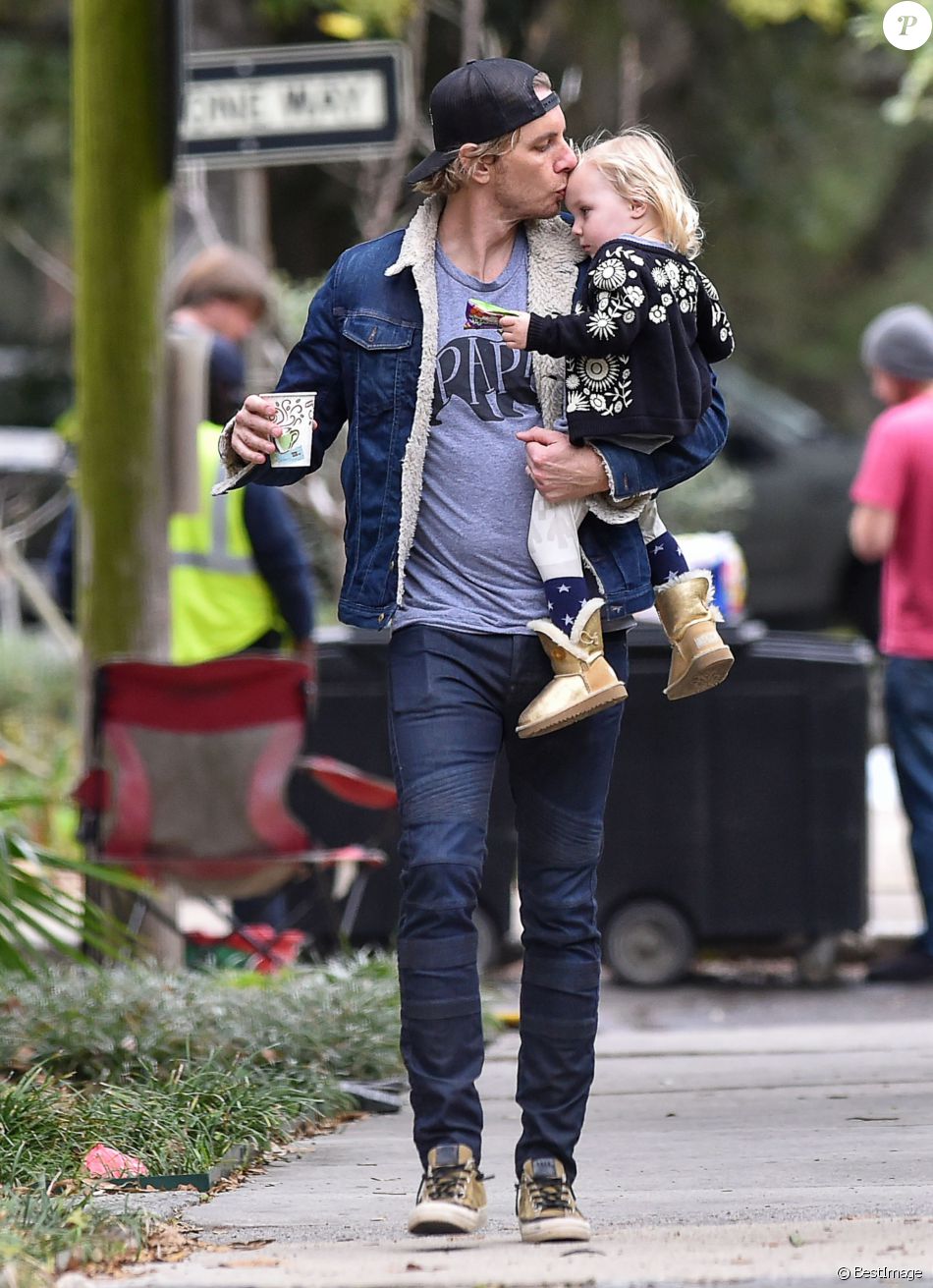 Exclusif - Dax Shepard se promène avec sa fille Lincoln Shepard à ...