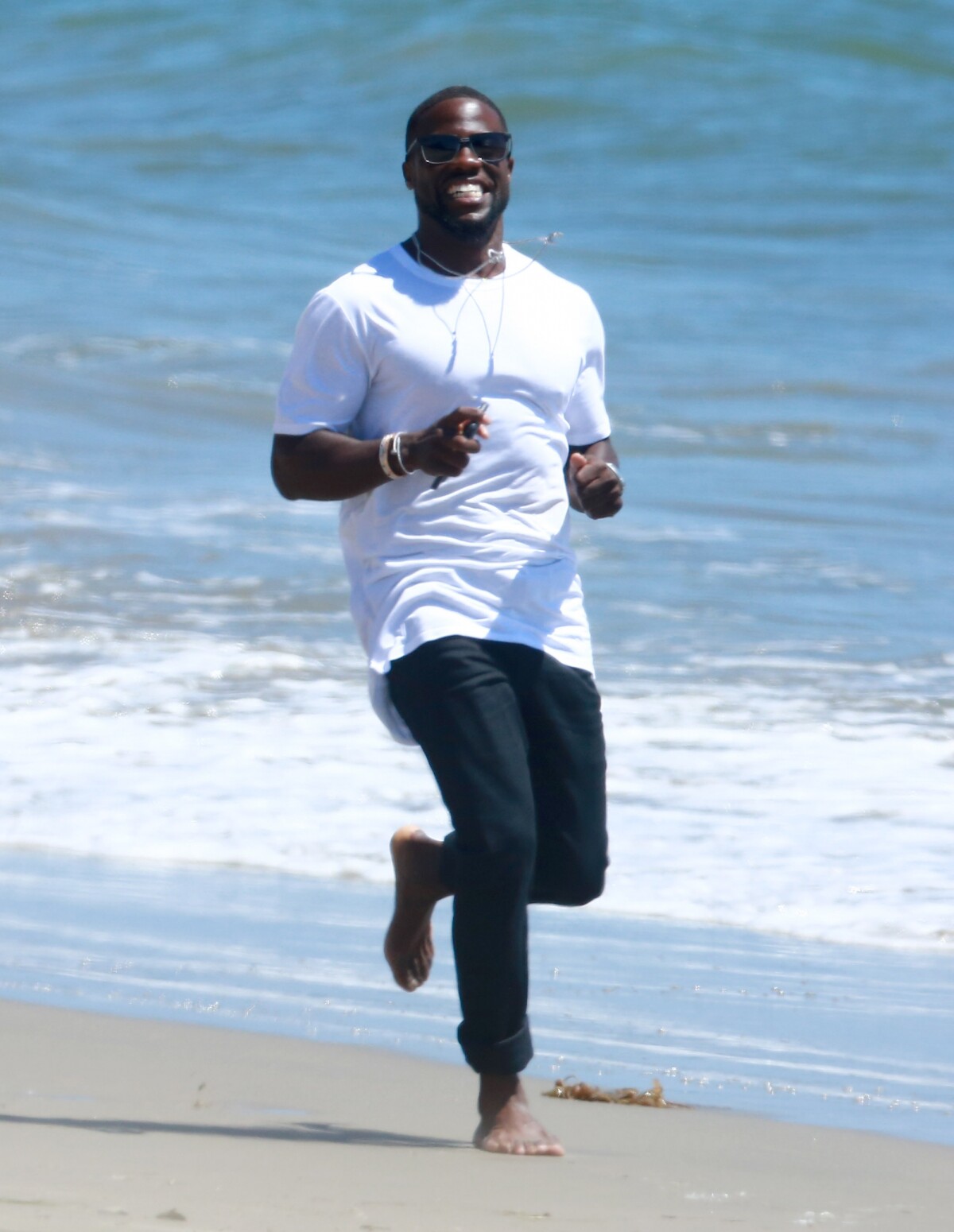 Photo : Exclusif - L'humoriste Kevin Hart se relaxe sur la plage avec ...