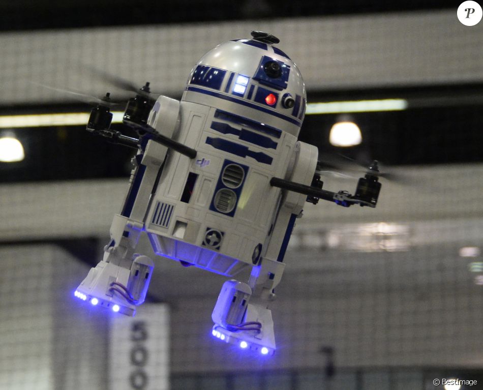 R2D2 pris en photos en décembre 2015 à Los Angeles - Purepeople