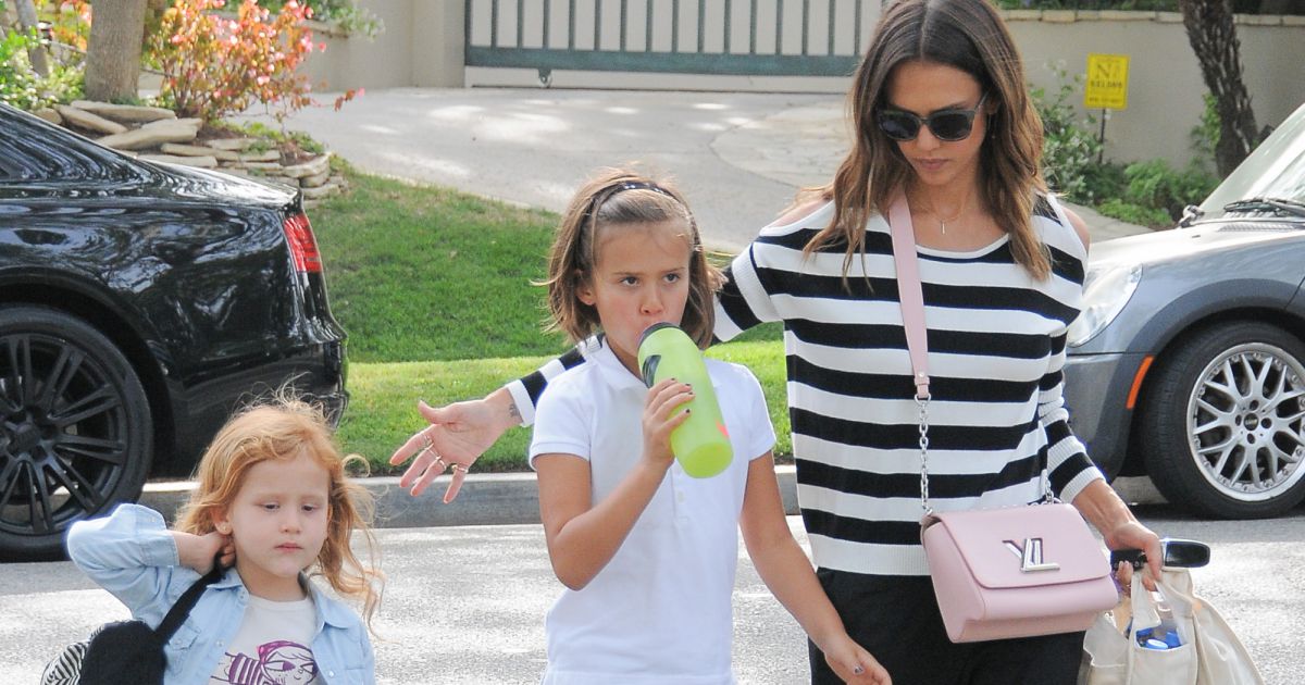 Jessica Alba rend visite à des amis avec ses filles Honor et Haven ...