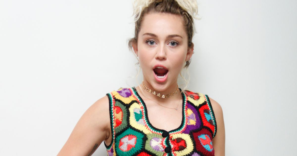 Miley Cyrus en conférence de presse pour la série tv Crisis in Six ...