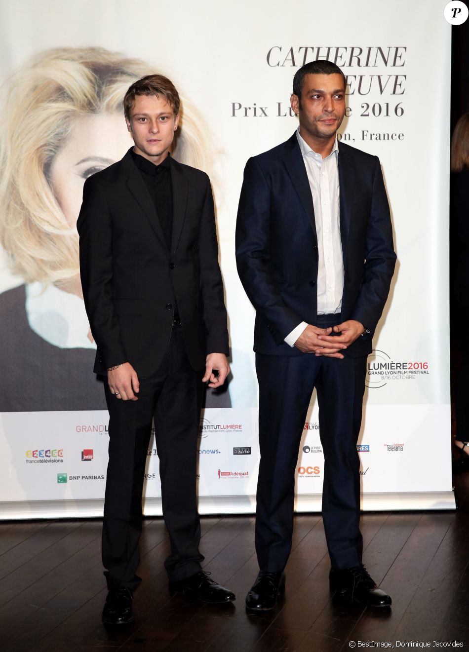 Rod Paradot et un invité devant le photocall de la cérémonie du Prix ...