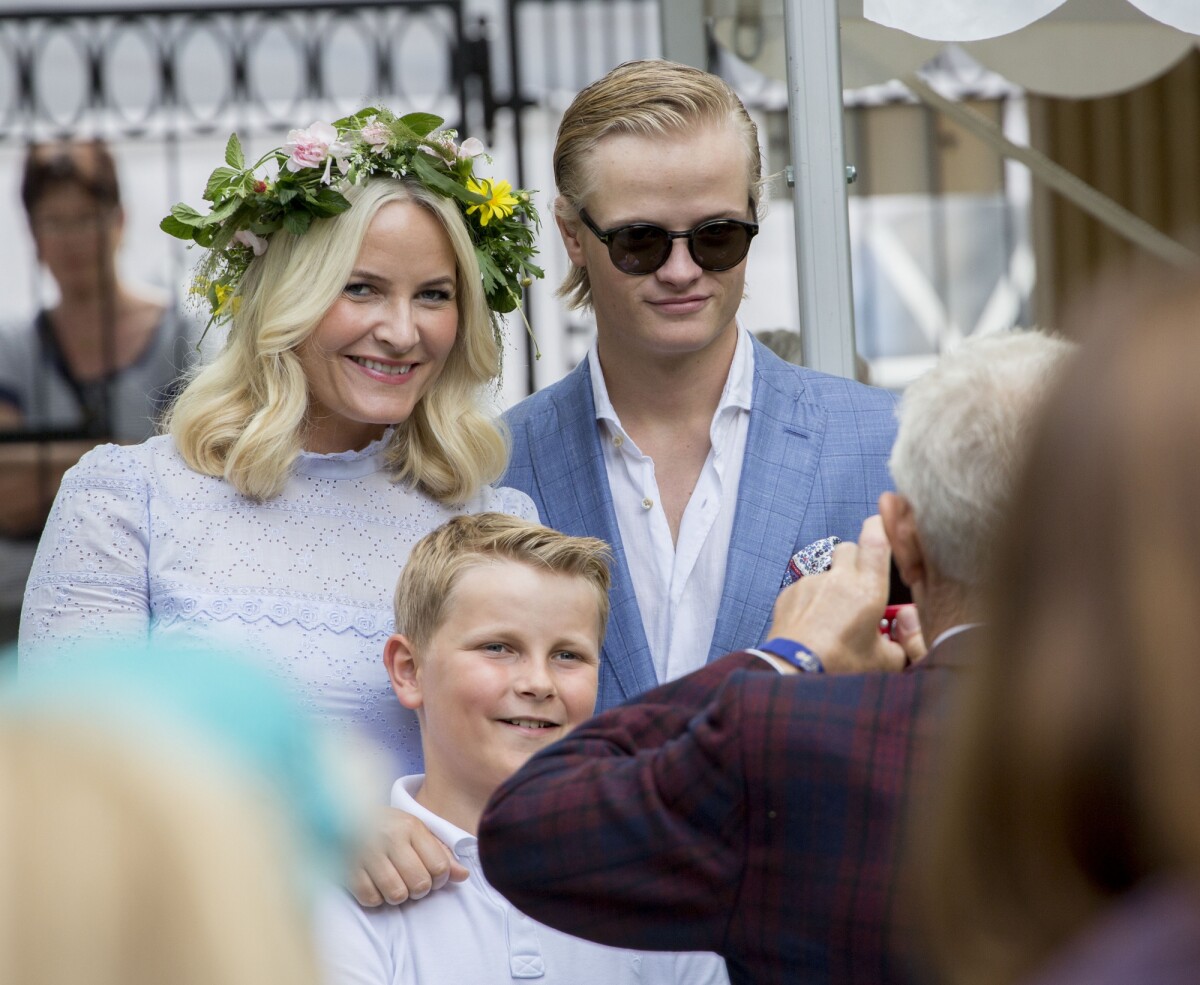 Photo : Marius Borg Hoiby et sa mère la princesse Mette-Marit de Norvège lors de la garden party ...