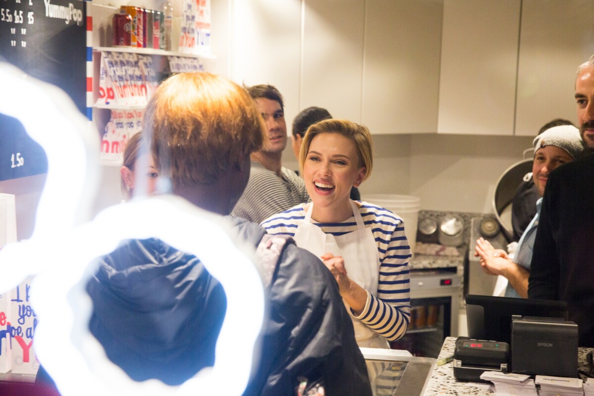 Photo : Scarlett Johansson lors de l'ouverture du Popcorn store 'Yummy ...