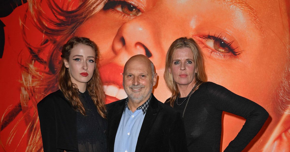 Sam McKnight entre Jeny Howorth et Georgia Howorth - Vernissage de l ...