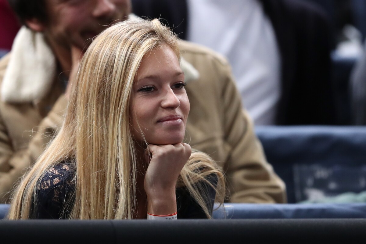 Photo : Clémence Bertrand assiste au match de son compagnon Lucas ...