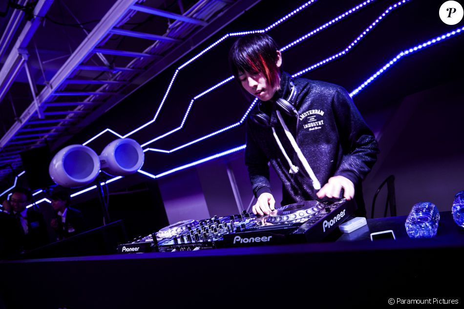 Un DJ à l'oeuvre lors de l'événement Ghost In The Shell à Tokyo, le 13 ...
