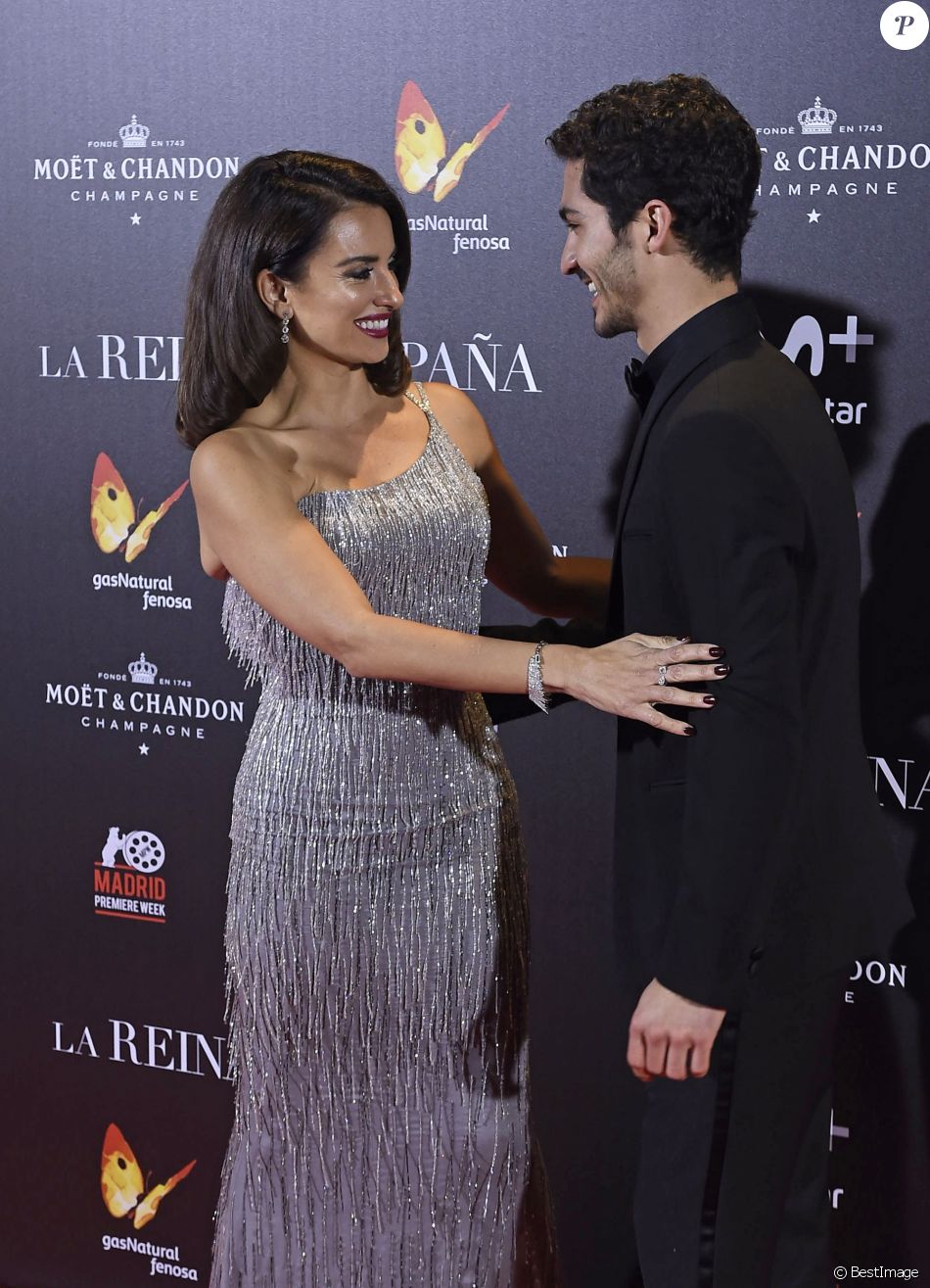 Penelope Cruz et Ricardo 'Chino' Darin à la première de The Queen of Spain à Madrid, le 24 ...