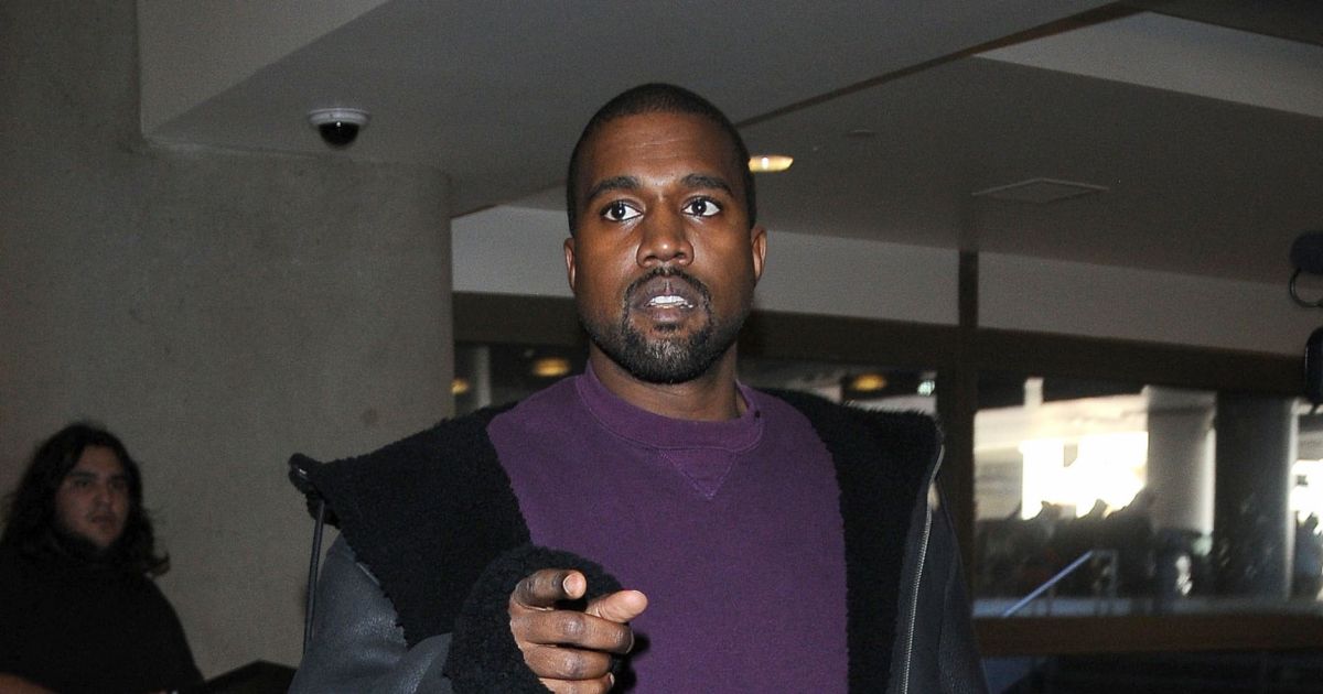 Kanye West en pantalon Gucci à l'aéroport de Los Angeles (LAX), le 11 ...