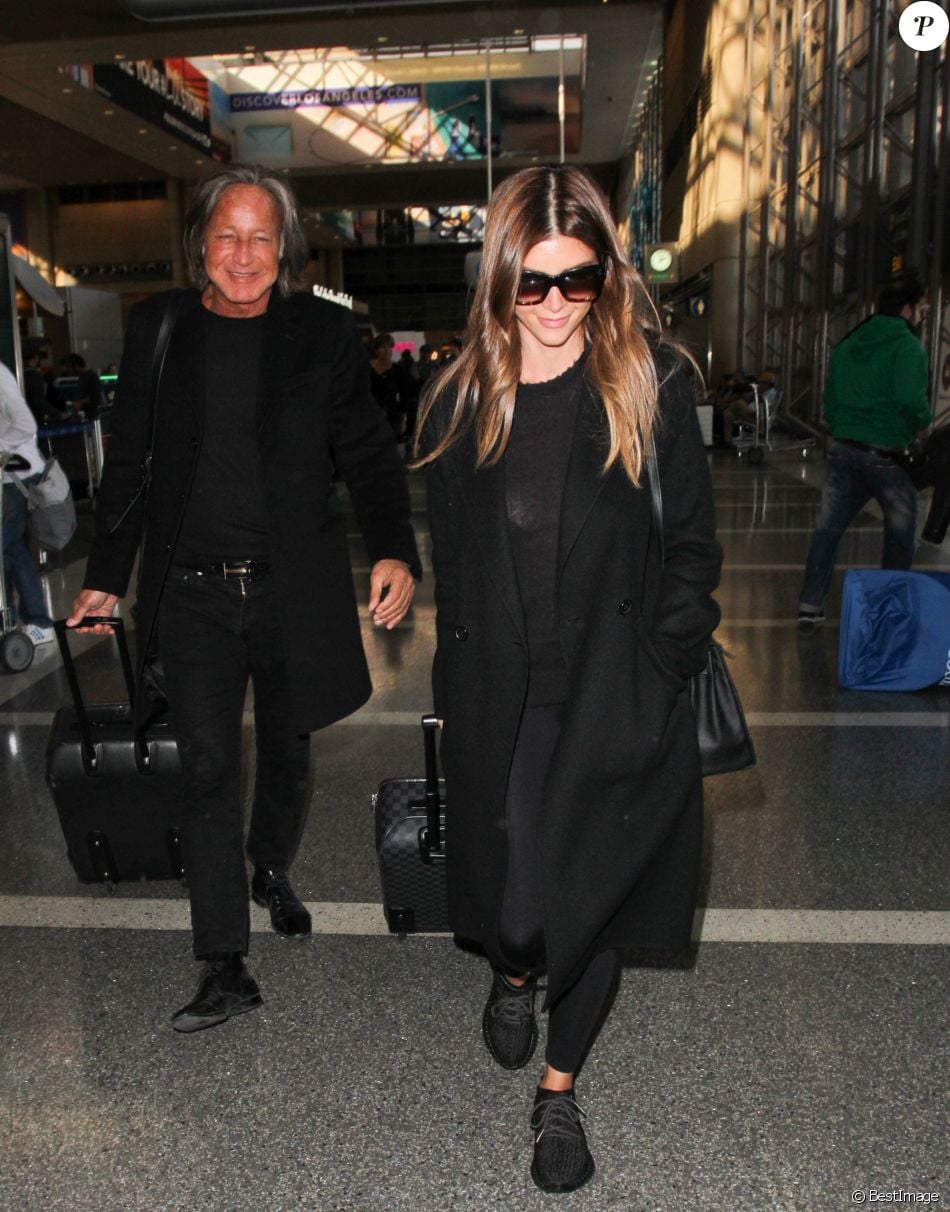 Mohamed Hadid et sa fiancée Shiva Safai à l'aéroport de LAX à Los ...