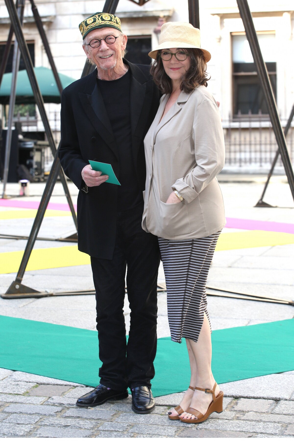 Photo : John Hurt et sa femme Anwen Rees-Myers à l'exposition d'été de ...