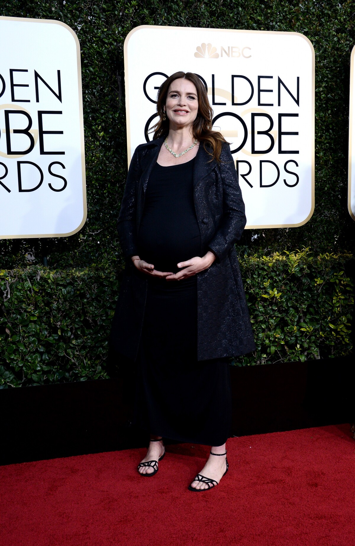 Photo : Saffron Burrows, enceinte, sur le tapis rouge des 74e Golden ...